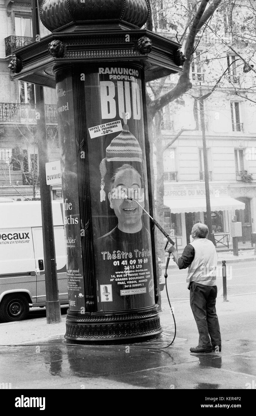 Colonne morris paris -Fotos und -Bildmaterial in hoher Auflösung – Alamy