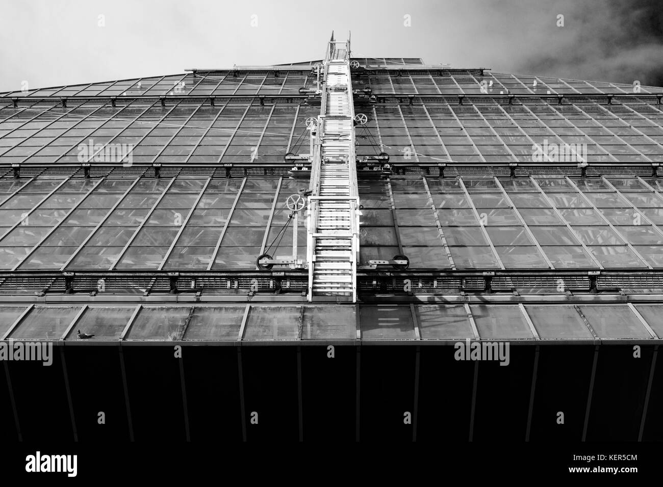 Tettoia con struttura in acciaio -Fotos und -Bildmaterial in hoher Auflösung – Alamy
