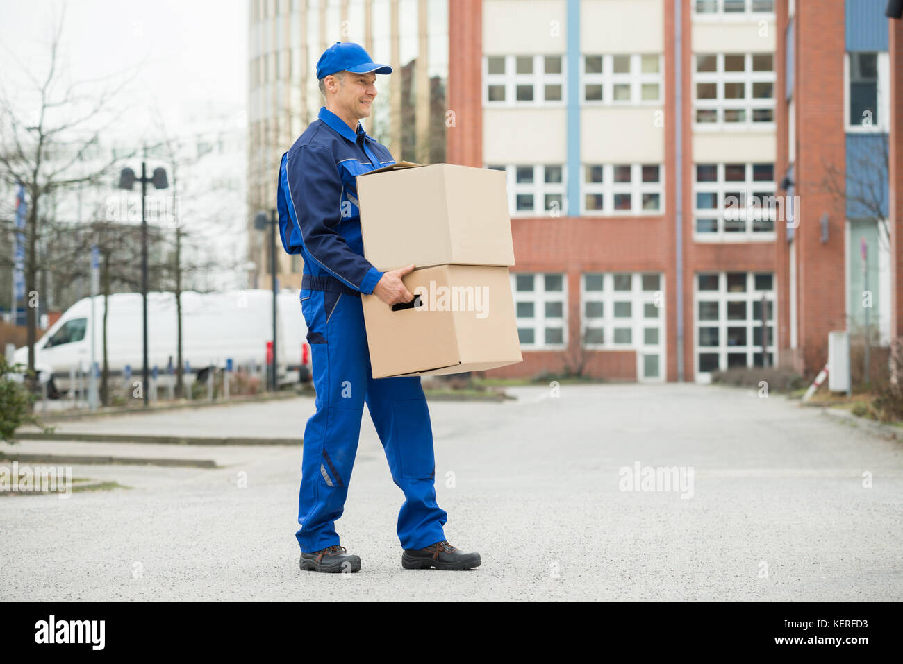Mann pappkarton -Fotos und -Bildmaterial in hoher Auflösung – Alamy