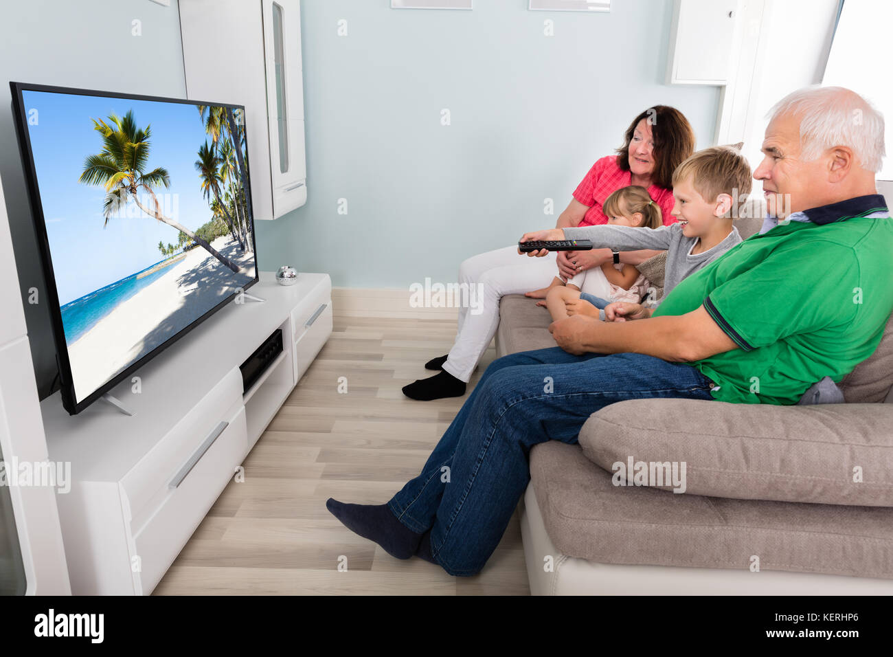 Kid kids watching tv television -Fotos und -Bildmaterial in hoher ...