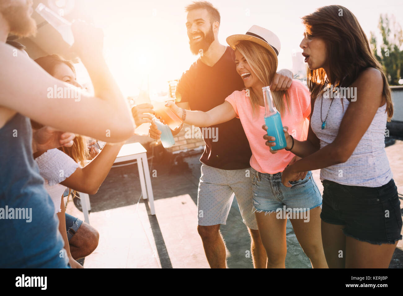 Freunde Mit Party Auf Dem Dach Stockfotos und -bilder Kaufen - Alamy