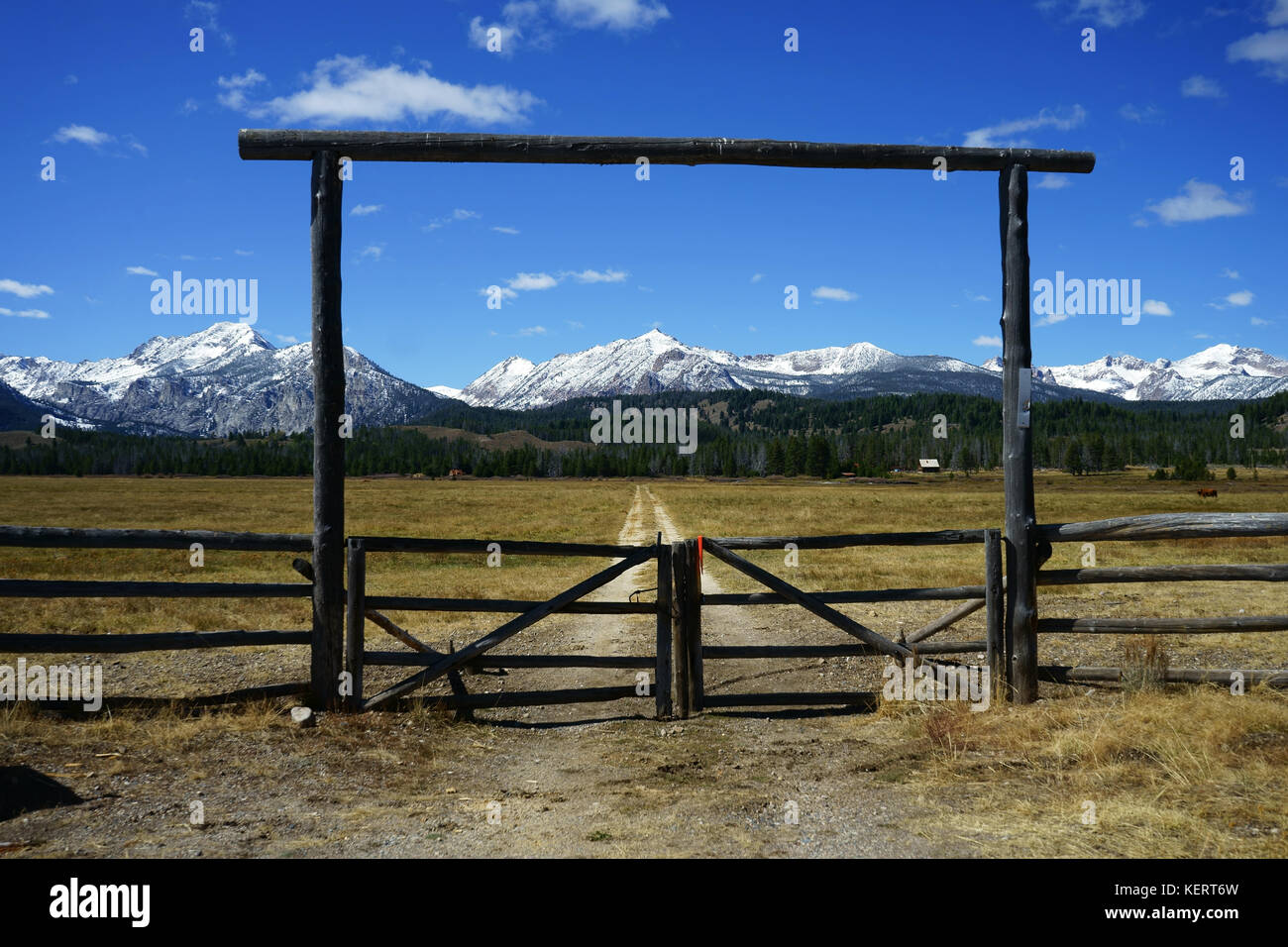 Hölzernes ranch tor -Fotos und -Bildmaterial in hoher Auflösung – Alamy