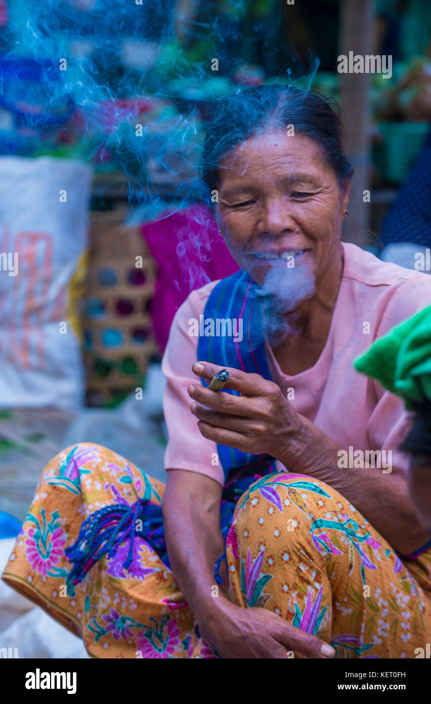 Myanmar cheroot smoker -Fotos und -Bildmaterial in hoher Auflösung – Alamy