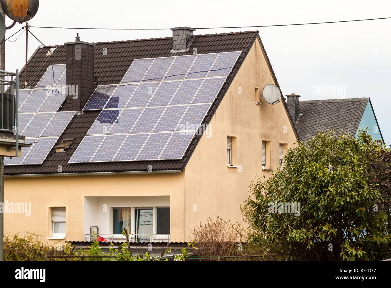 Erneuerbare sauber grüne Energie effizienten Solarzellen auf Suburban ...