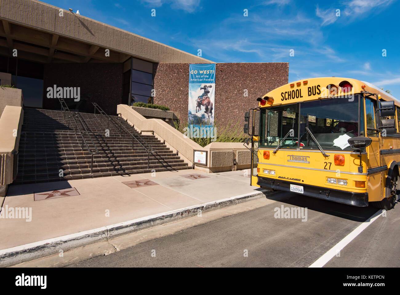 Einen gelben Schulbus steht vor dem Eingang zum Palm Springs Art Museum ...