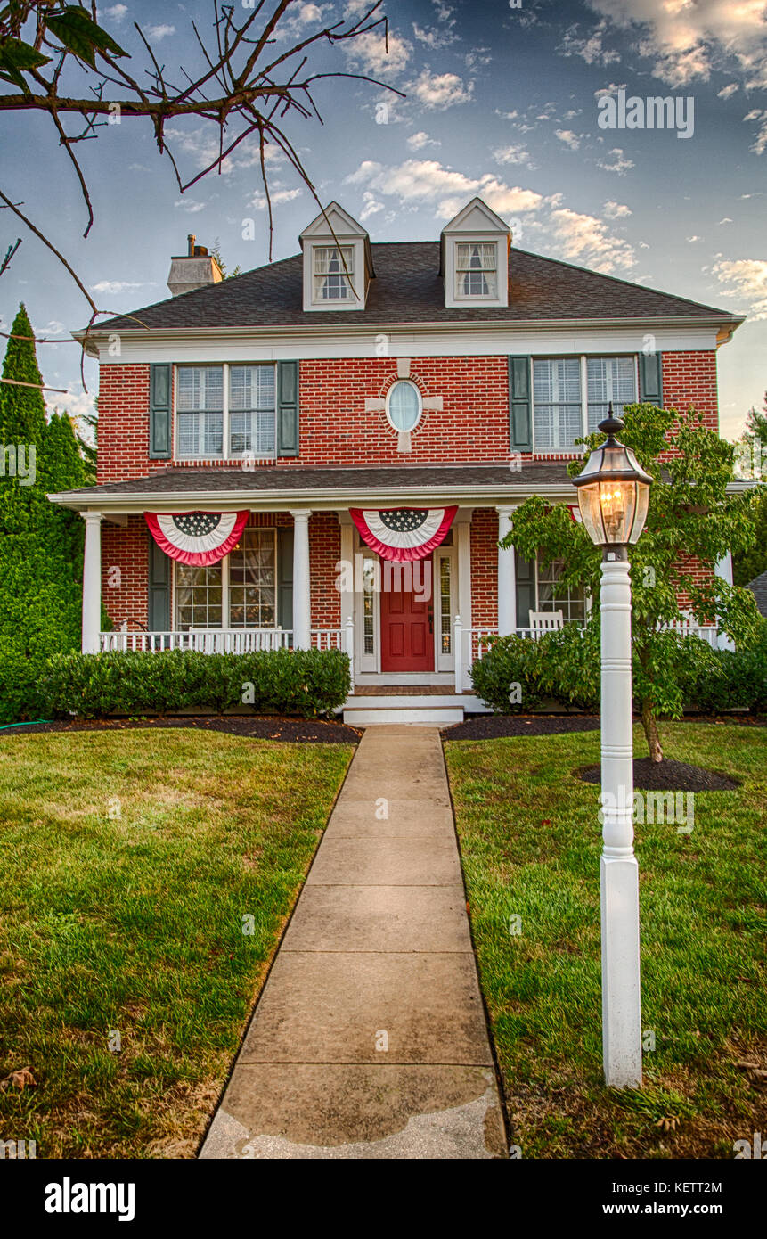 American flag on front porch -Fotos und -Bildmaterial in hoher ...
