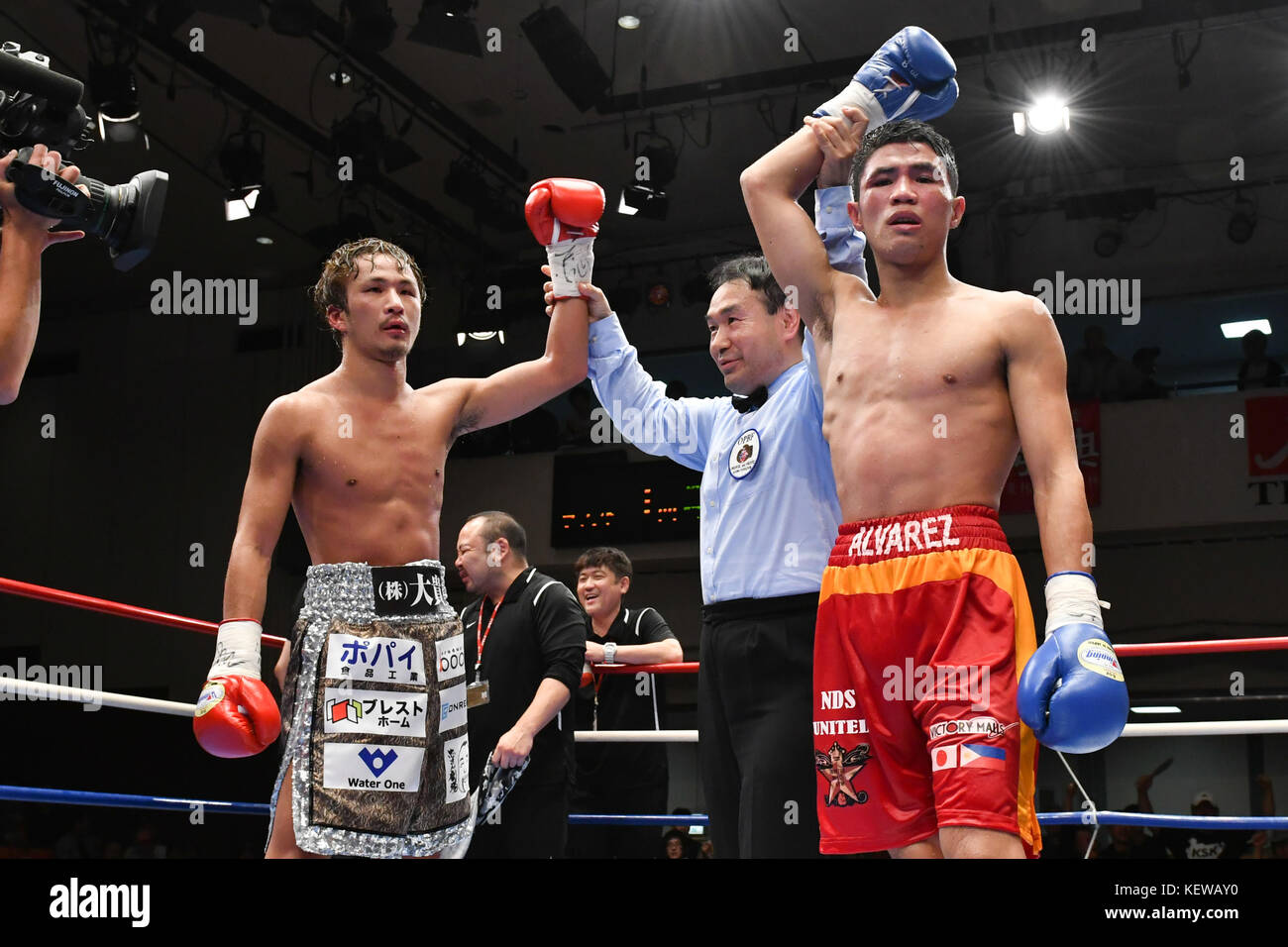 Tokio, Japan. Oktober 2017. (L-R) Keisuke Nakayama (JPN), Kazutoshi Yoshida (Schiedsrichter ...