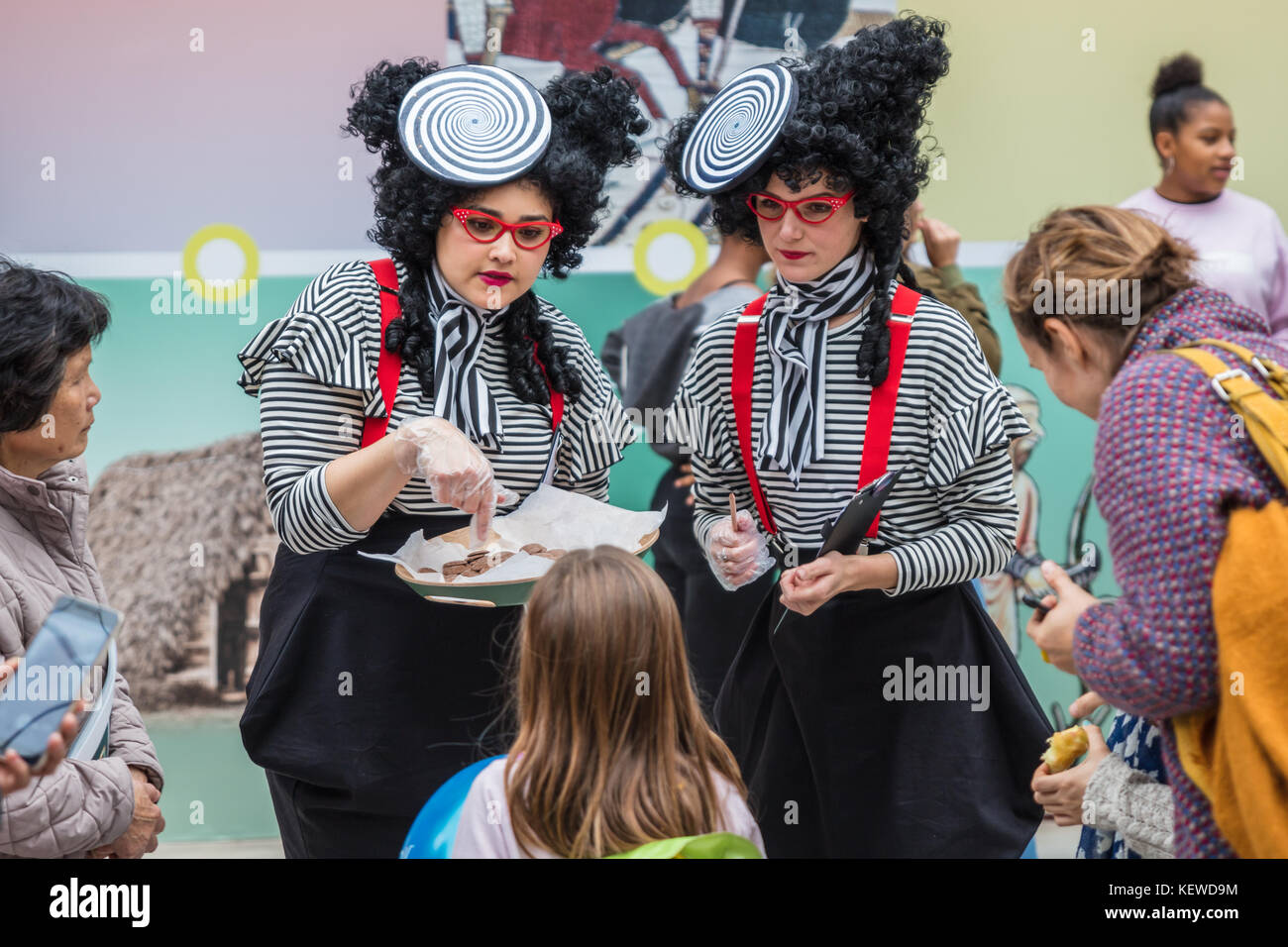 Tweedle dee and tweedle dum -Fotos und -Bildmaterial in hoher Auflösung ...