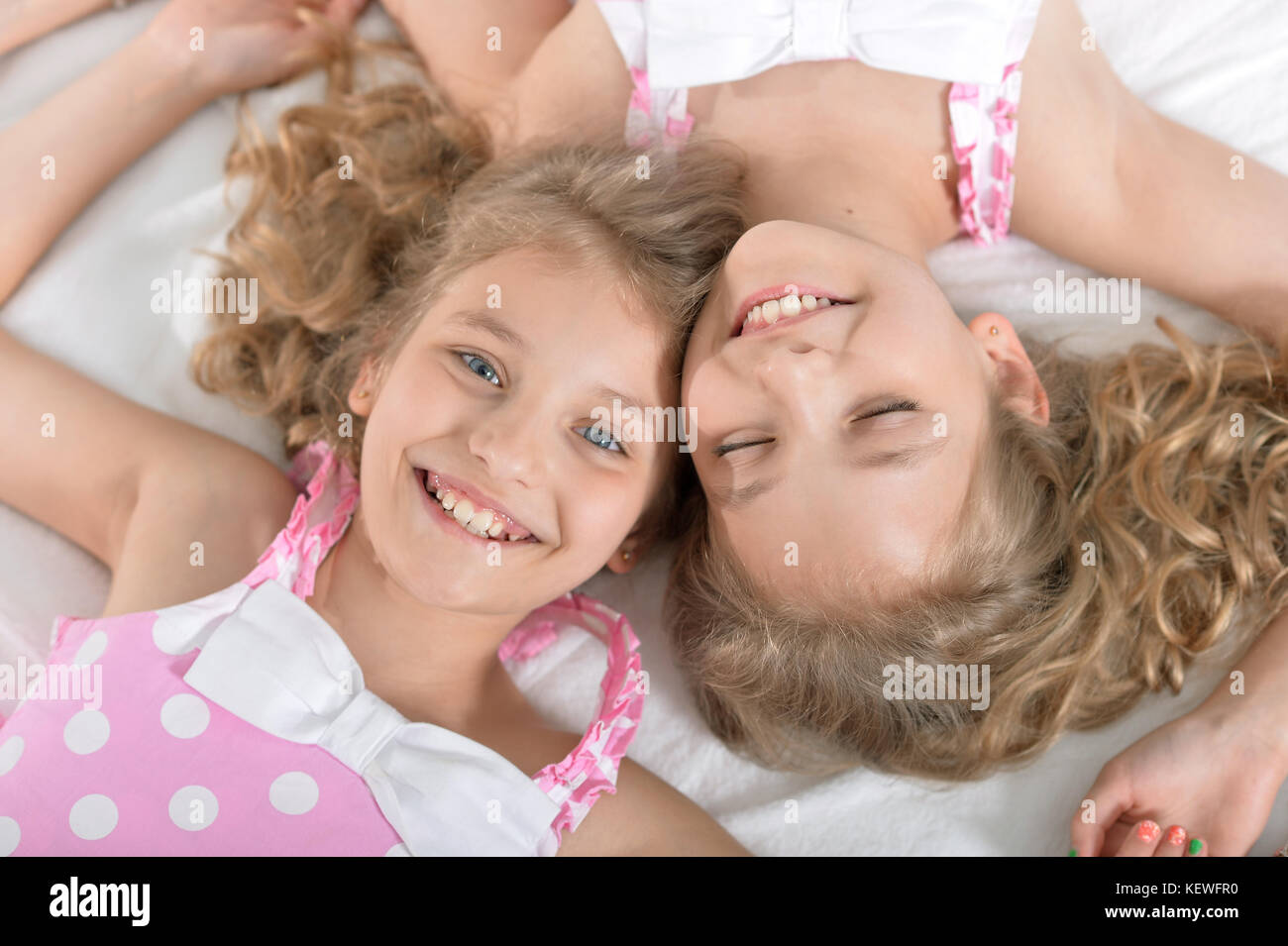 Preteen girls bed -Fotos und -Bildmaterial in hoher Auflösung – Alamy