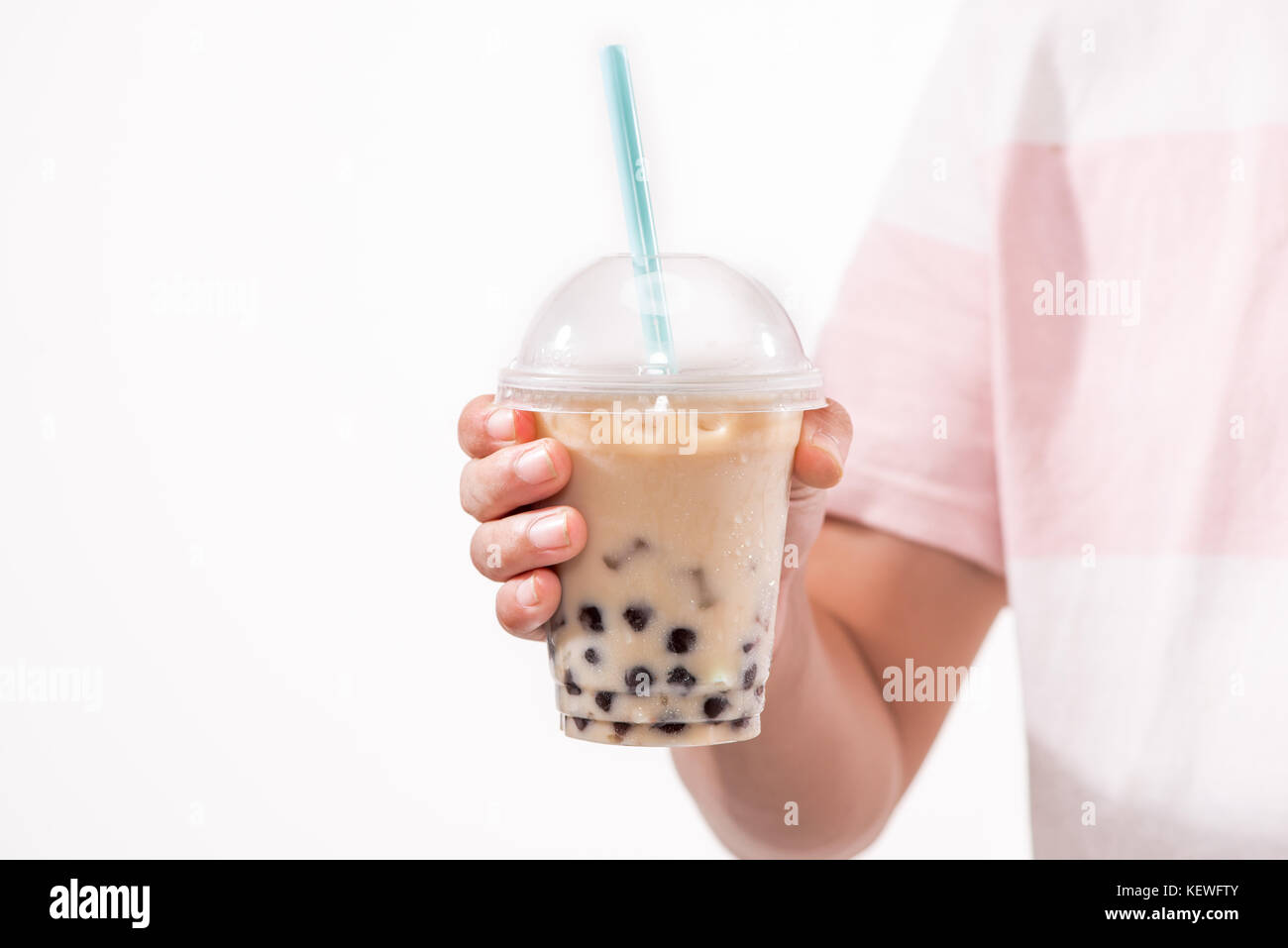 Trinken Hellbraun cremige Bubble Tea und schwarz Tapioka Perlen in Plastik Becher auf den Tisch ...