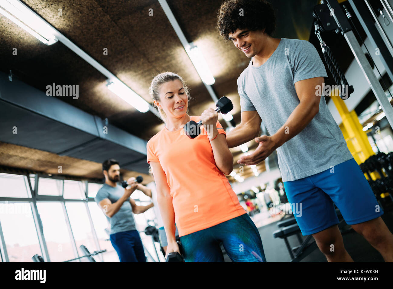 Junge schöne Frau Übungen mit Personal Trainer Stockfotografie - Alamy