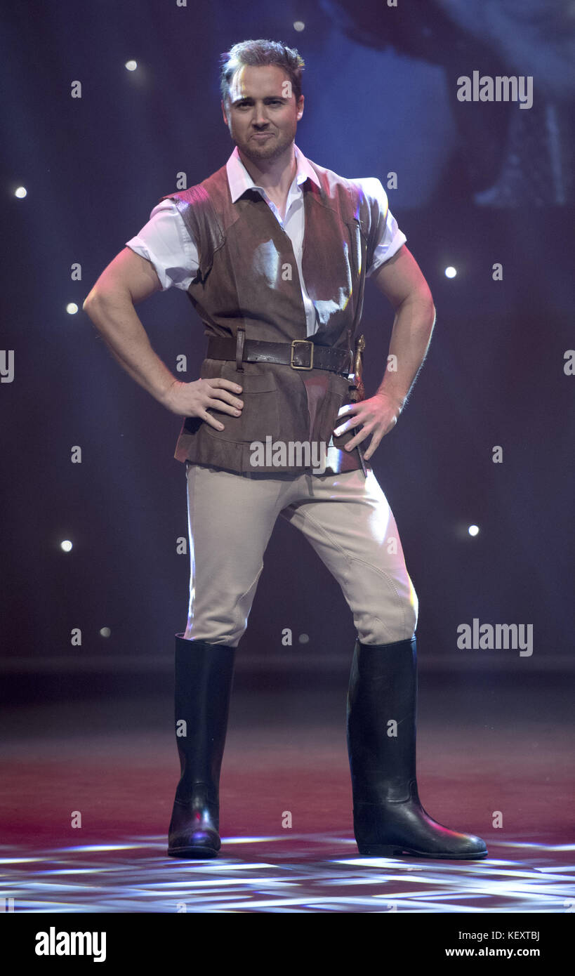 Darsteller posieren für den Start einer Pantomime jetzt Weiß' an den ...