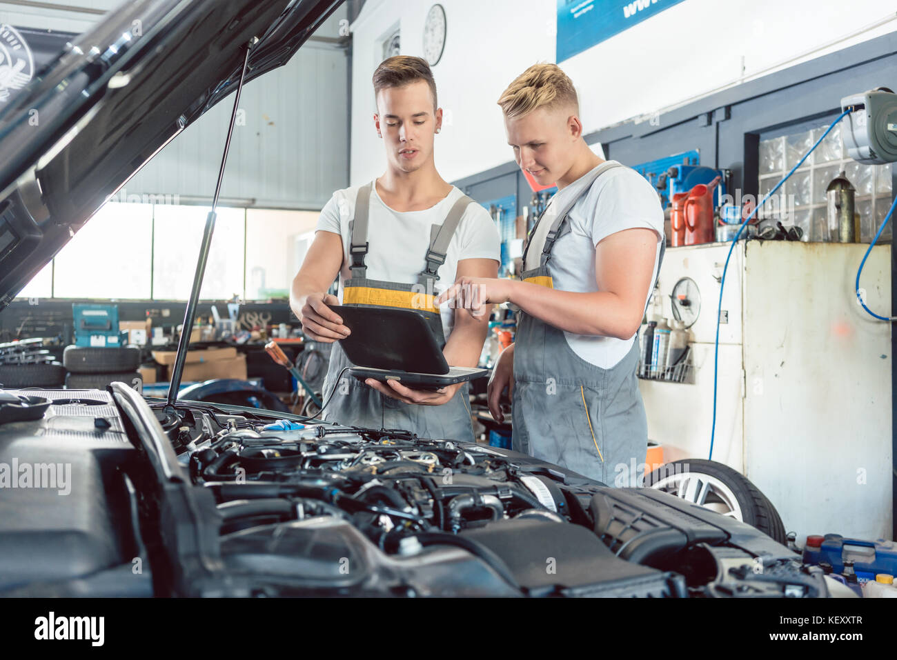 Erfahrene Automechaniker mit einem Laptop für Scanning Engine err ...