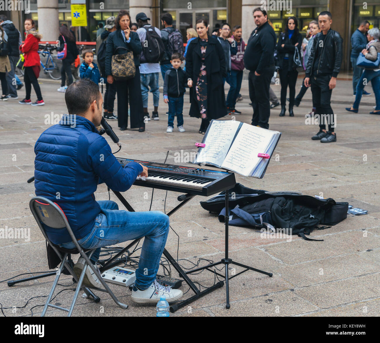 Straßenmusik in italien -Fotos und -Bildmaterial in hoher Auflösung – Alamy