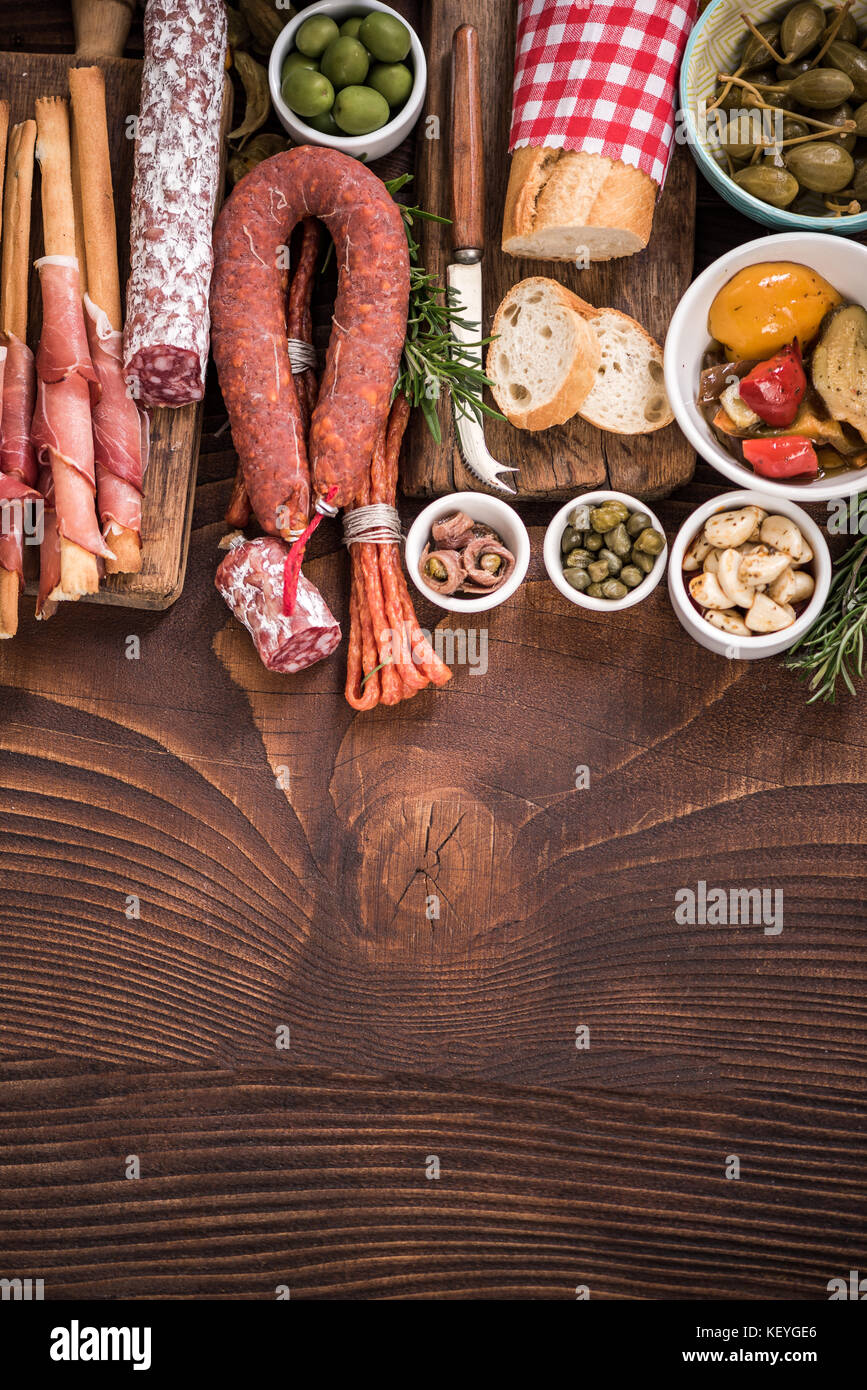 Auf authentische spanische Tapas Bar aus Holz Tisch. Essen für die ...