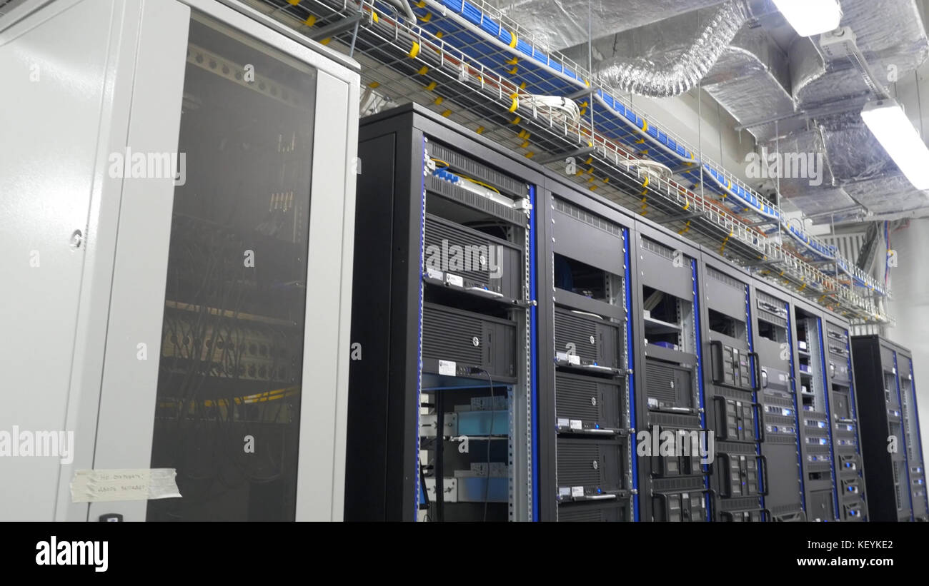 Vielen leistungsstarken Servern im Rechenzentrum Serverraum ausgeführt ...
