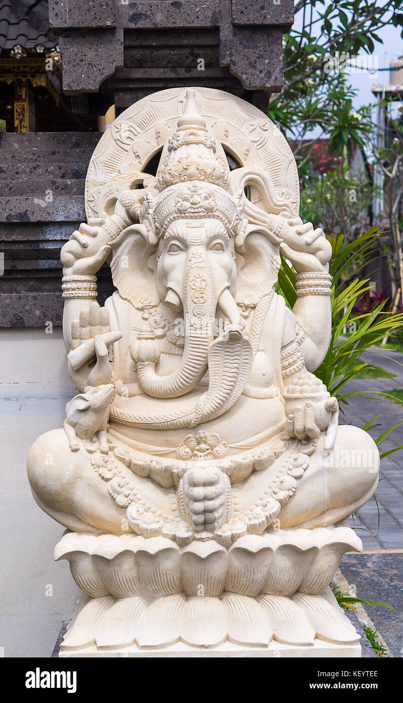 Traditionelle balinesische steinskulptur kunst und kultur auf bali ...