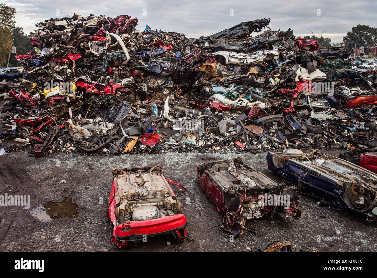 Autowrack auf dem Dach im Auto Schrottplatz. Auto Recycling ...