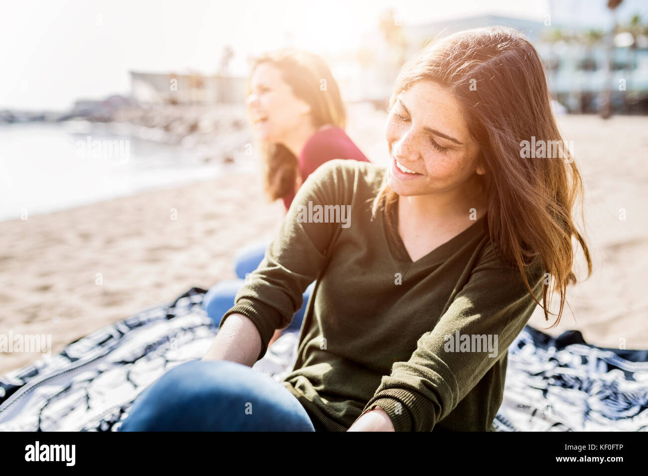 Zwei freundinnen sitzen am strand -Fotos und -Bildmaterial in hoher ...