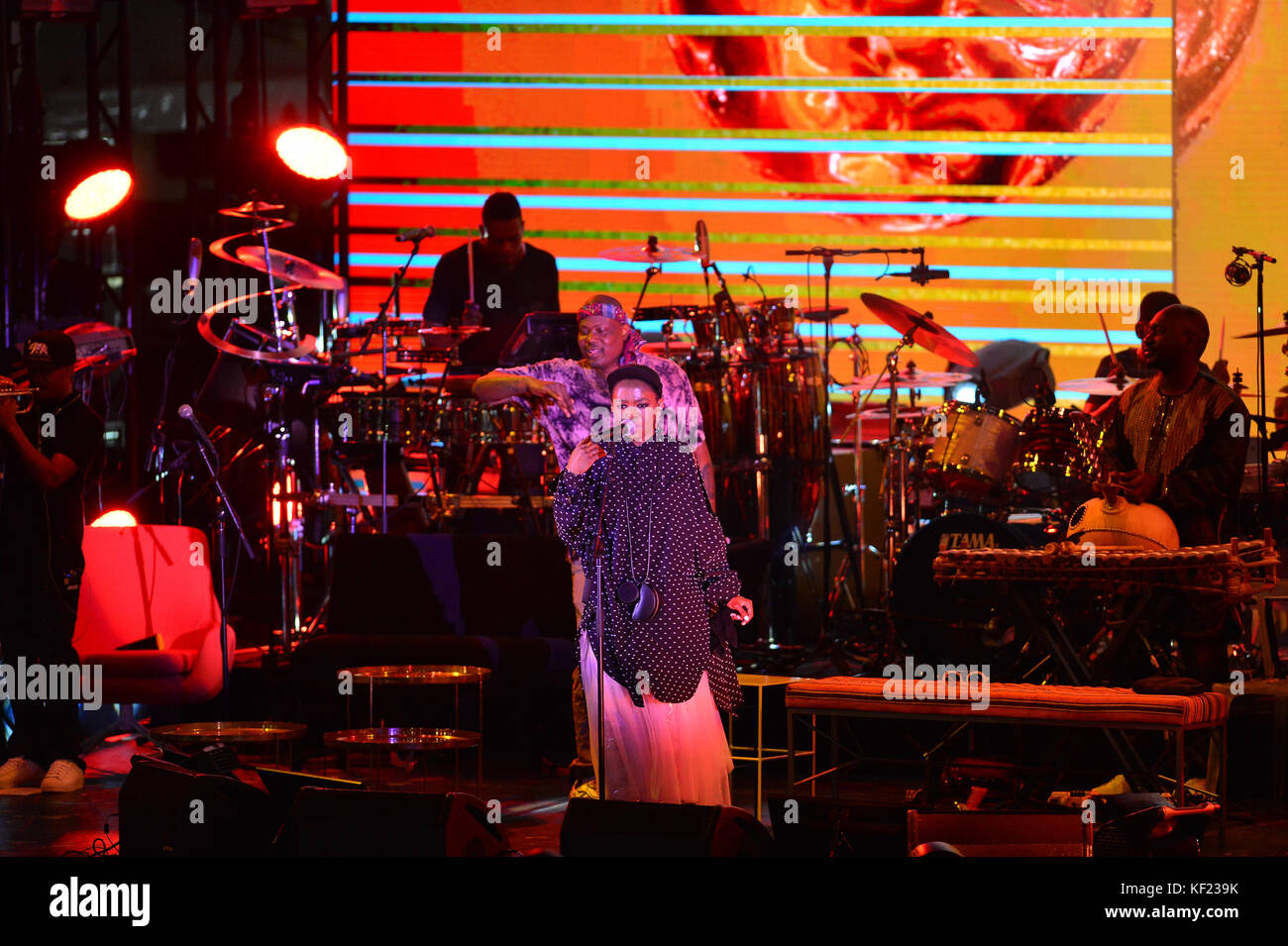 Frau Lauryn Hill und NAS treten auf der Bühne während der Powernomics ...