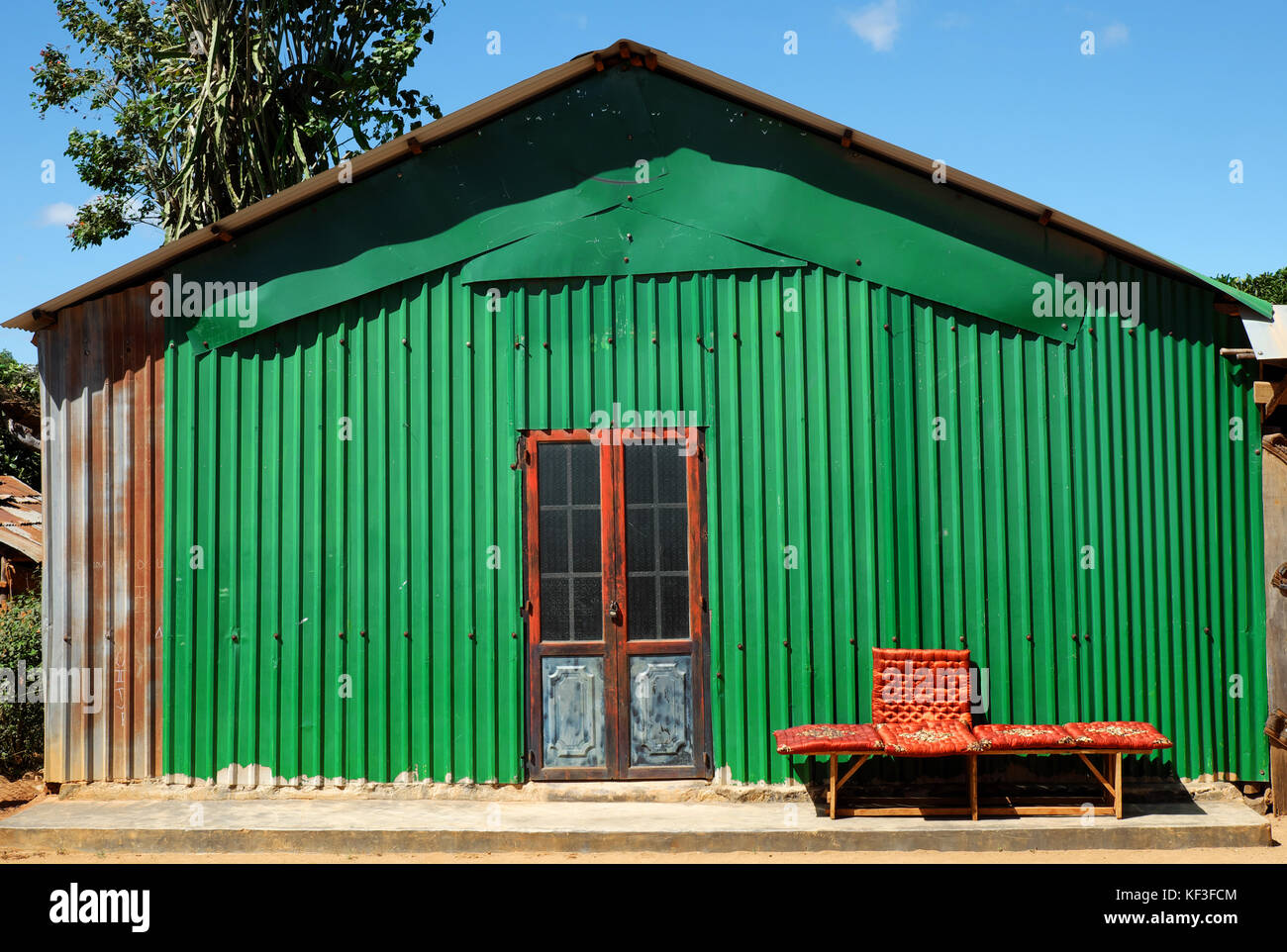 Sitzbank hauswand -Fotos und -Bildmaterial in hoher Auflösung – Alamy
