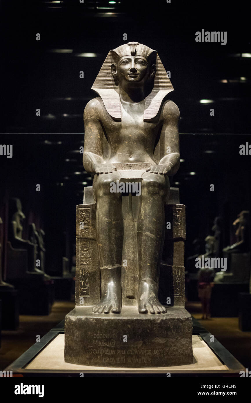 Turin. Italien. Statue des ägyptischen Pharaos Thutmosis III. auf einem ... Turin. Italien. Statue des ägyptischen Pharaos Thutmosis III. auf einem ...