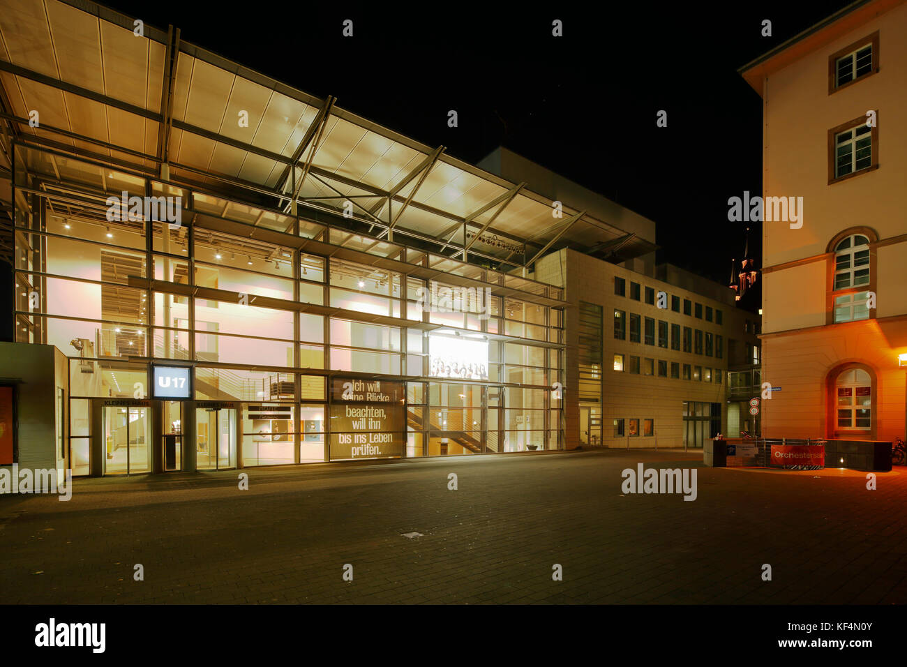 Schauspielspiel haus -Fotos und -Bildmaterial in hoher Auflösung – Alamy