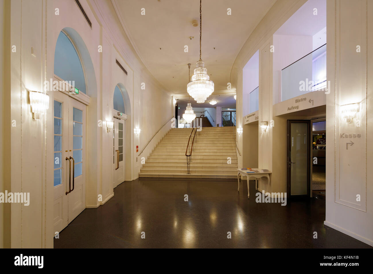 Staatstheater mainz foyer -Fotos und -Bildmaterial in hoher Auflösung ...