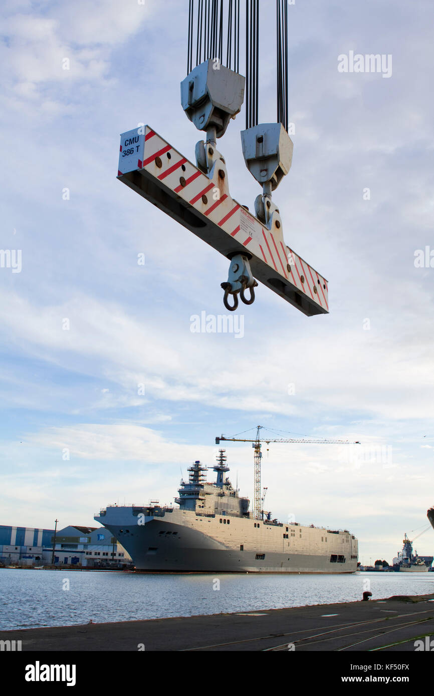 Frankreich, Frankreich, Bretagne, Saint-nazaire, Landing helicopter ...