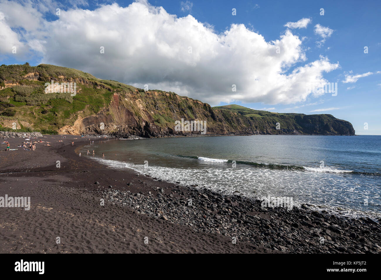 Schwarzen Sandstrand, lava Strand und Klippen in mosteiros, Insel Sao ...