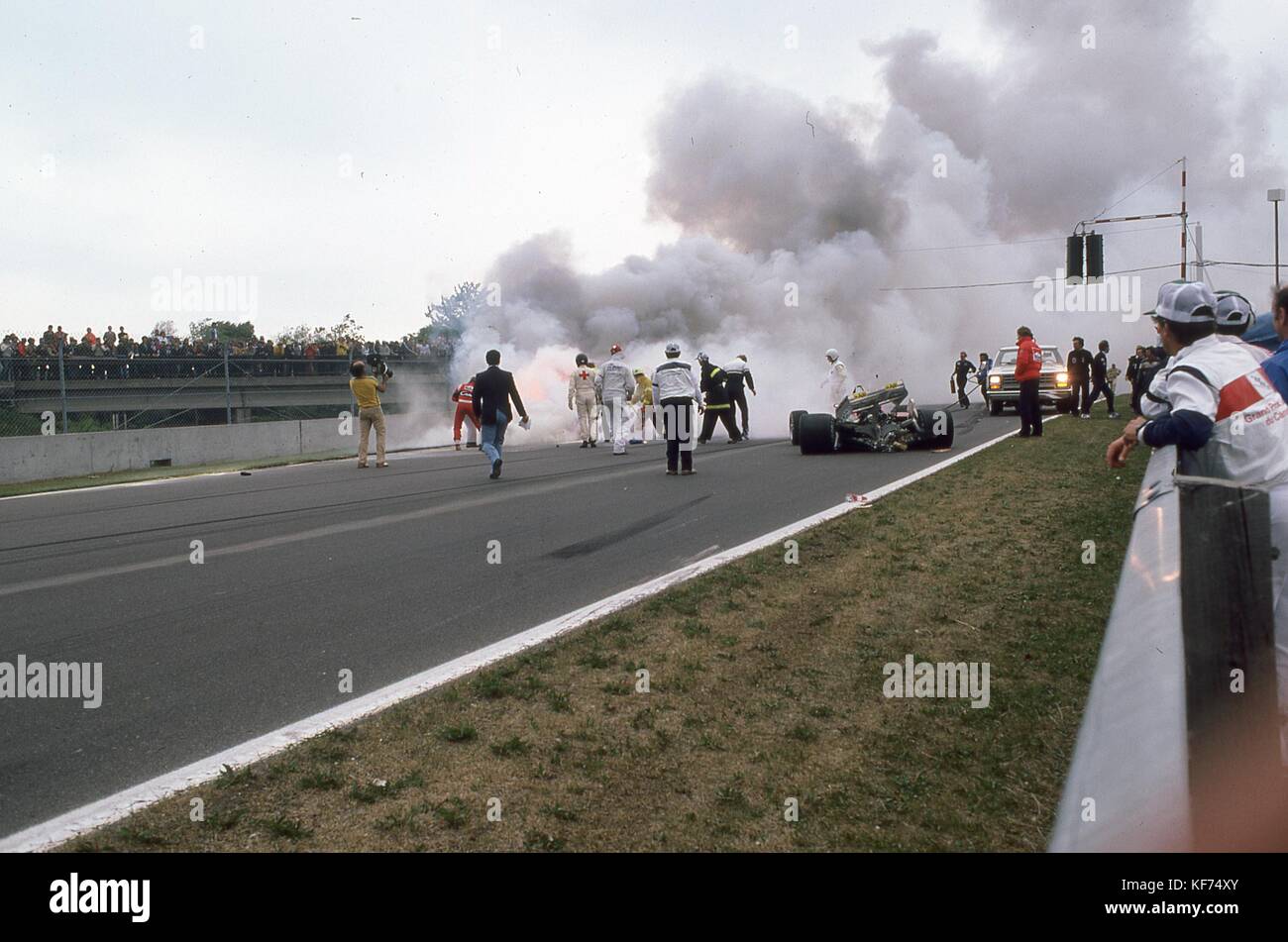 Leute, die ersthelfer bei einem rennunfall beobachten -Fotos und ...