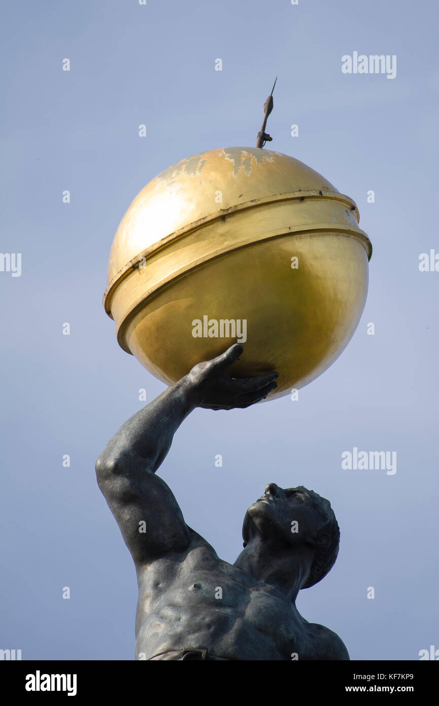 Statue von Atlas auf der Oberseite der Kuppel der neoklassischen Palast ...