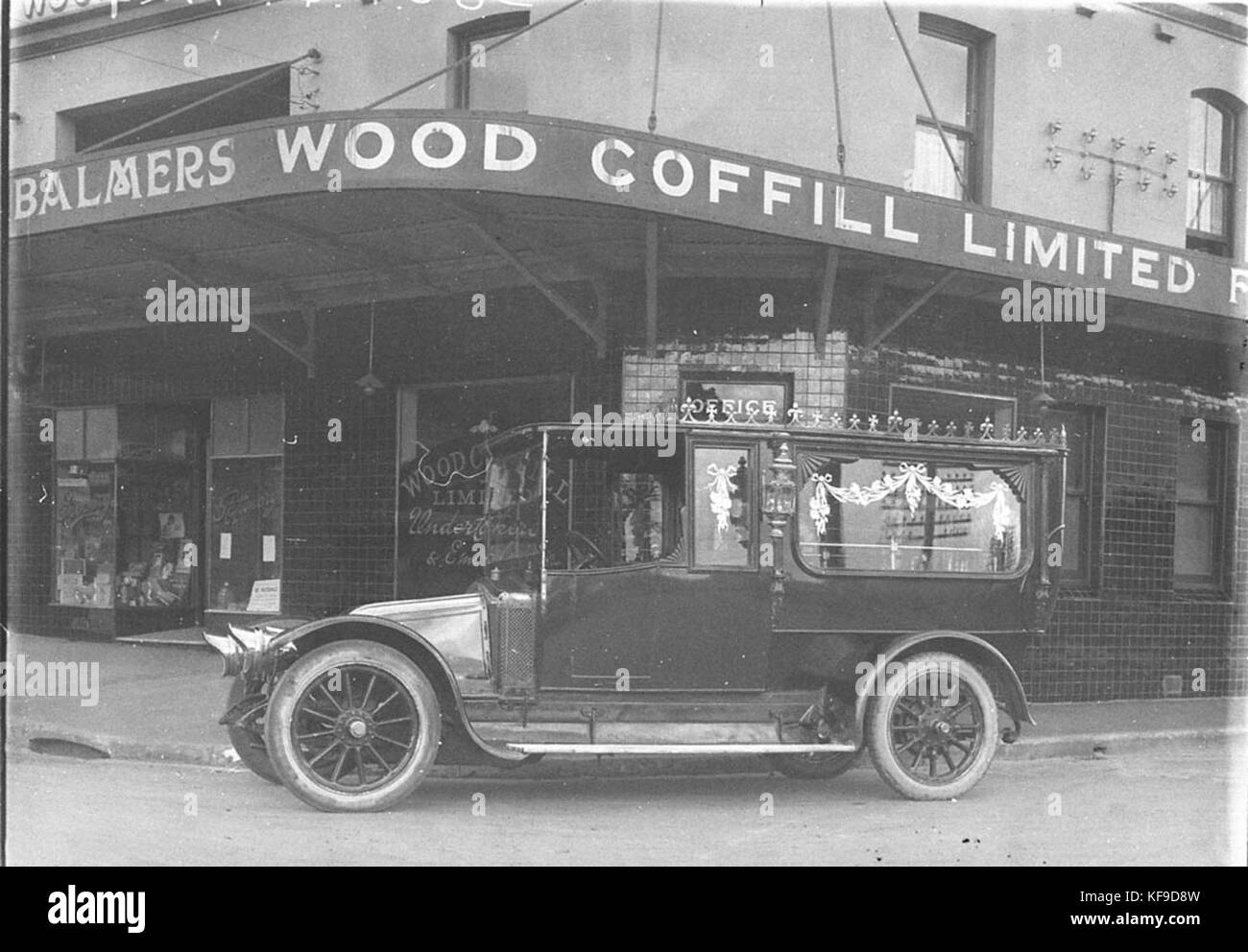 8565 1919 model Renault leichenwagen an Holz Coffills ...