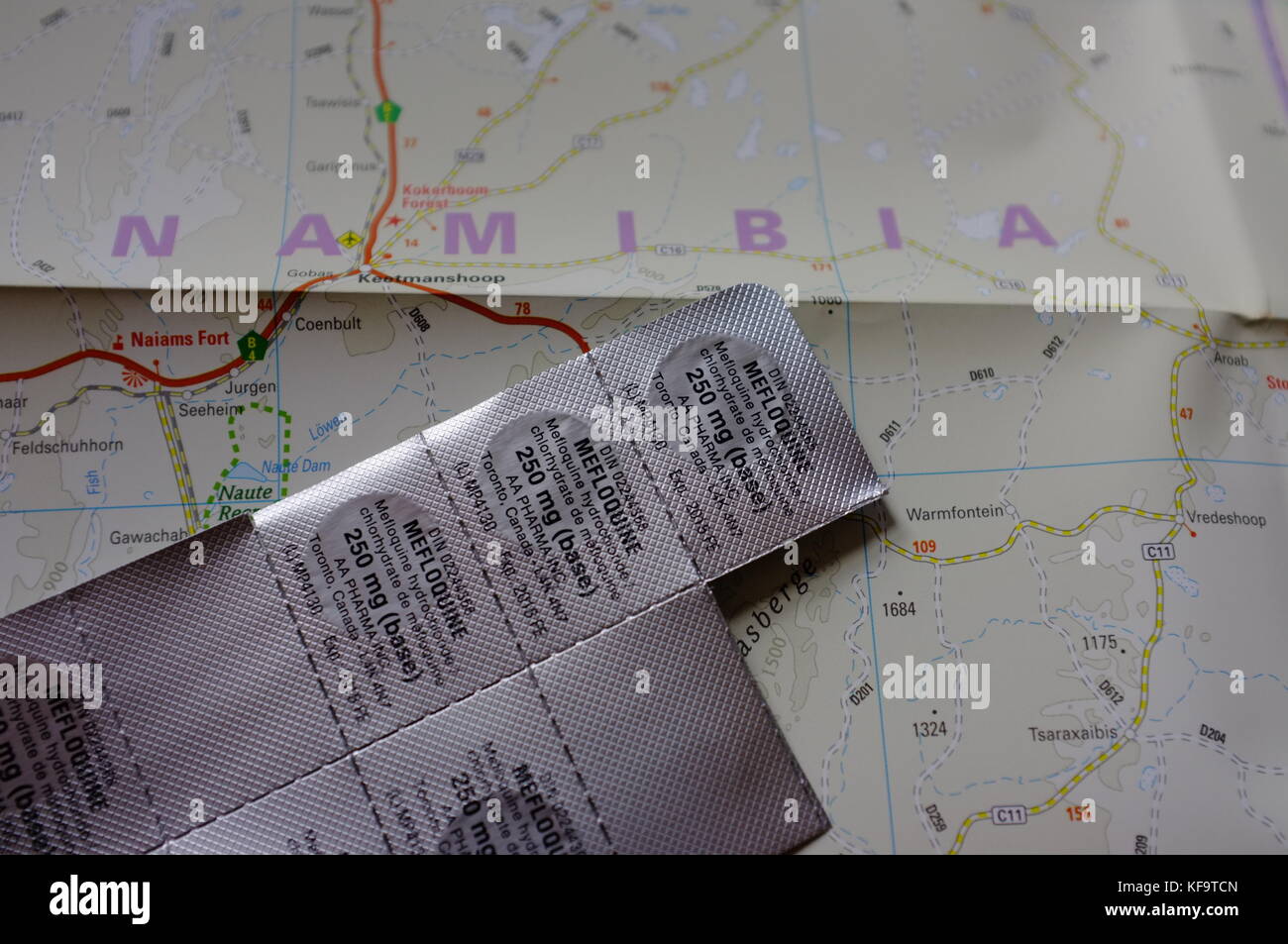 Ein Paket von Malaria Tabletten auf der Oberseite aus einer Karte des ...