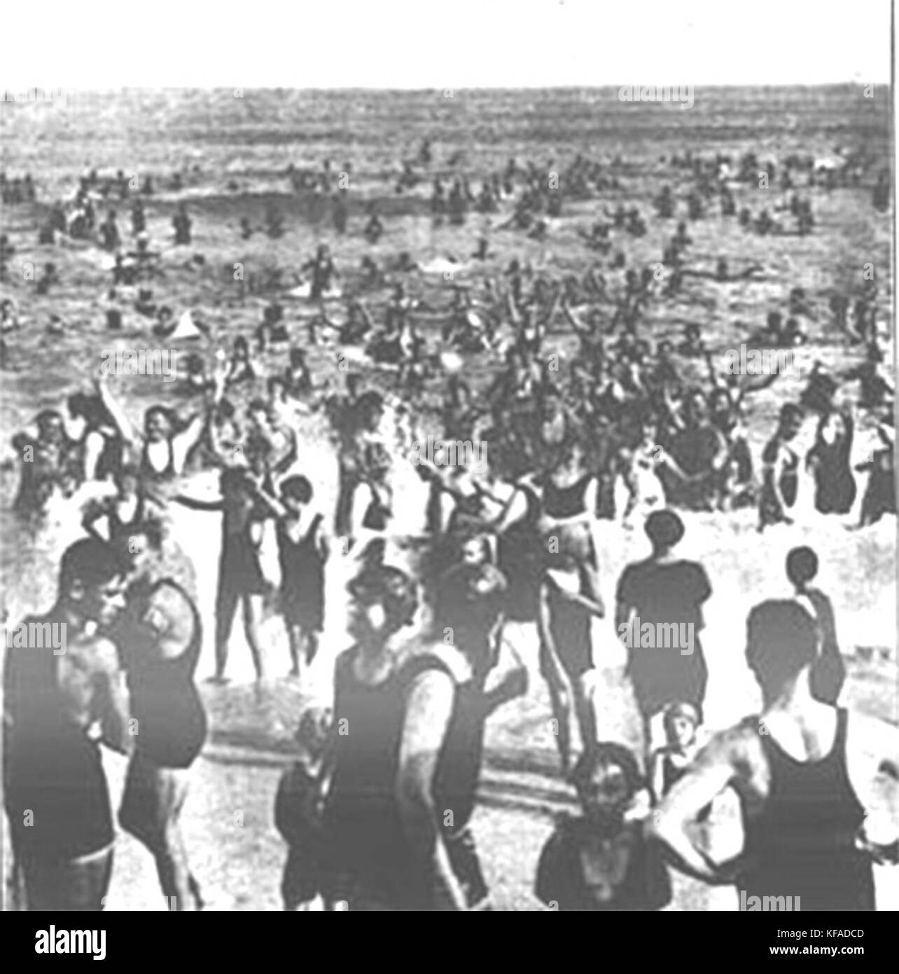 Ein historisches Foto von Bondi Beach aus dem Jahr 1928, das das ...