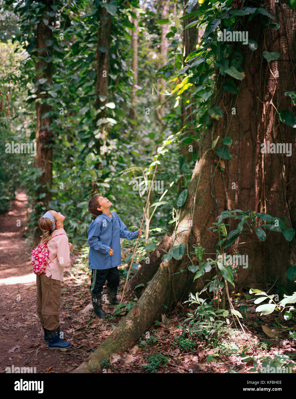 PERU, Regenwald des Amazonas, Südamerika, Lateinamerika, zwei Kinder an ...