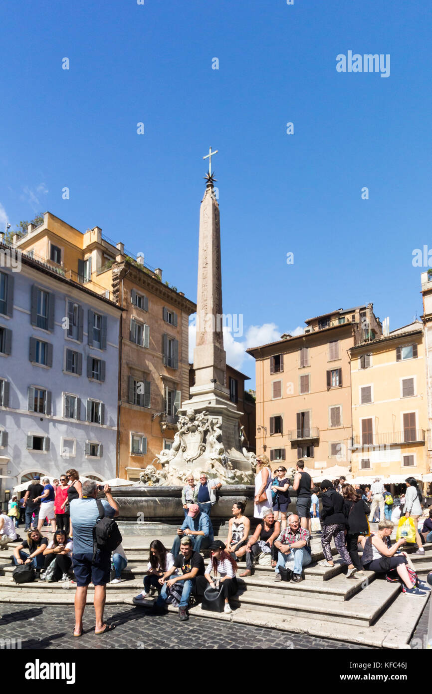 Touristen durch die Fontane del Pantheon, Piazza Della Rotunda, Rom ...