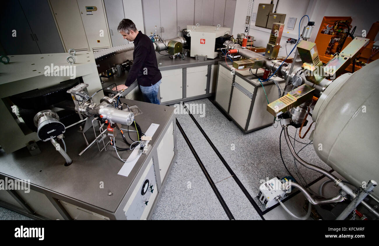 Oxford radiocarbon accelerator unit -Fotos und -Bildmaterial in hoher ...