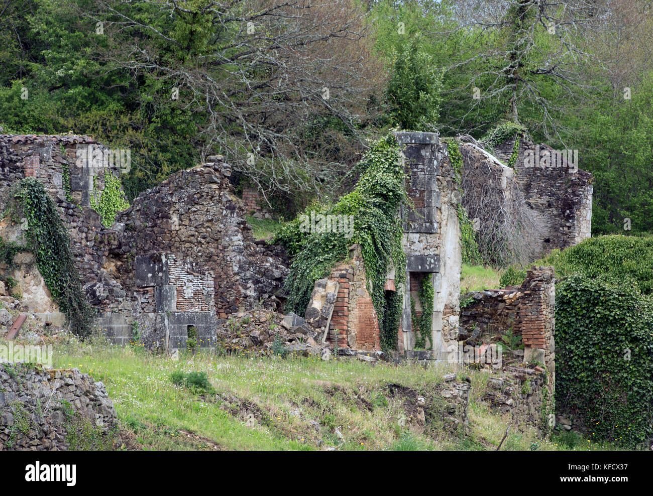 Ww2 Nazi Ss Massacre Oradour Sur Glane Stockfotos & Ww2 Nazi Ss ...