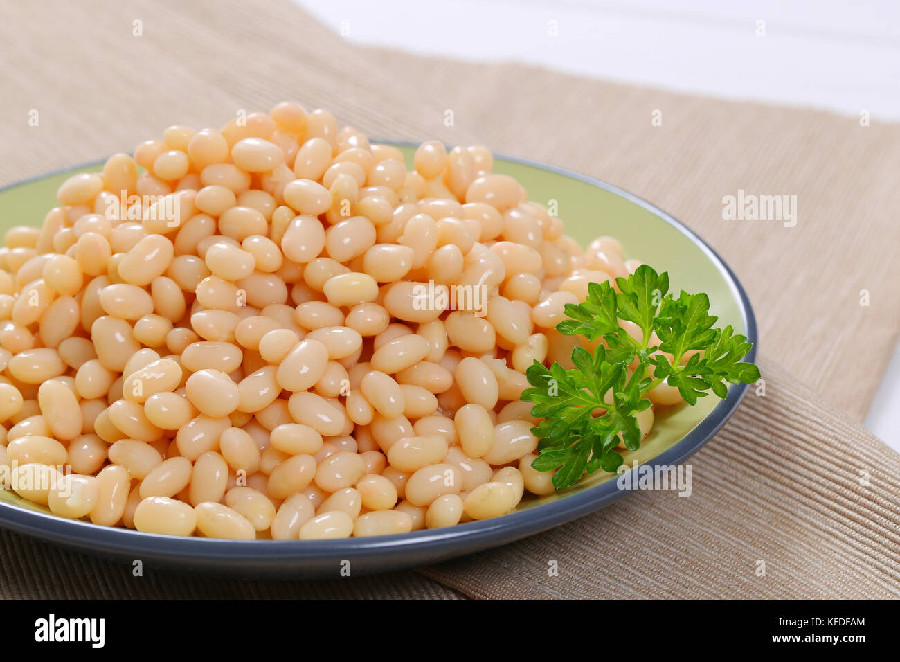 Grüne bohnen in konservendose -Fotos und -Bildmaterial in hoher ...