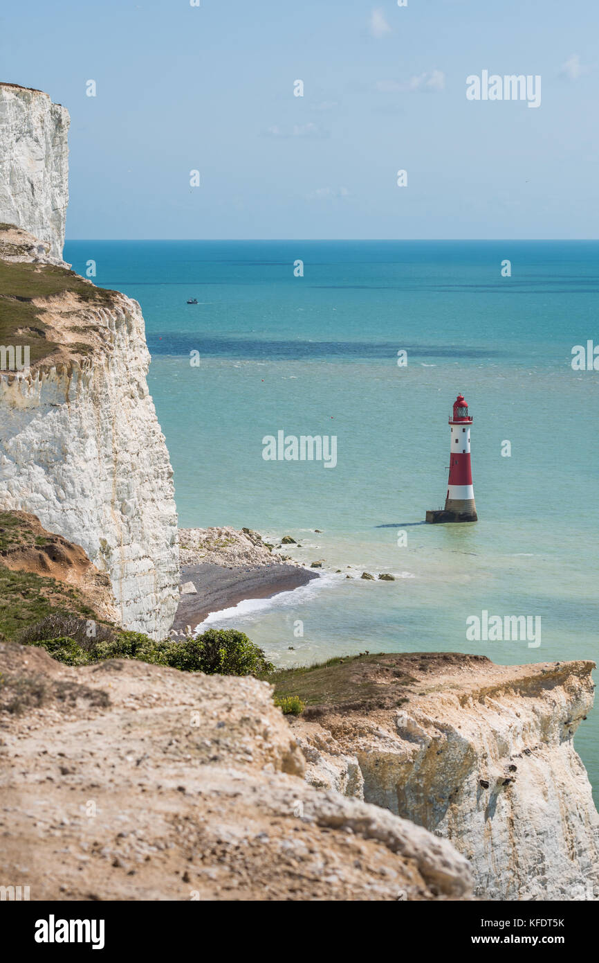 Luftaufnahme von Beachy Head Leuchtturm über die weißen Kreidefelsen Stockfotografie - Alamy