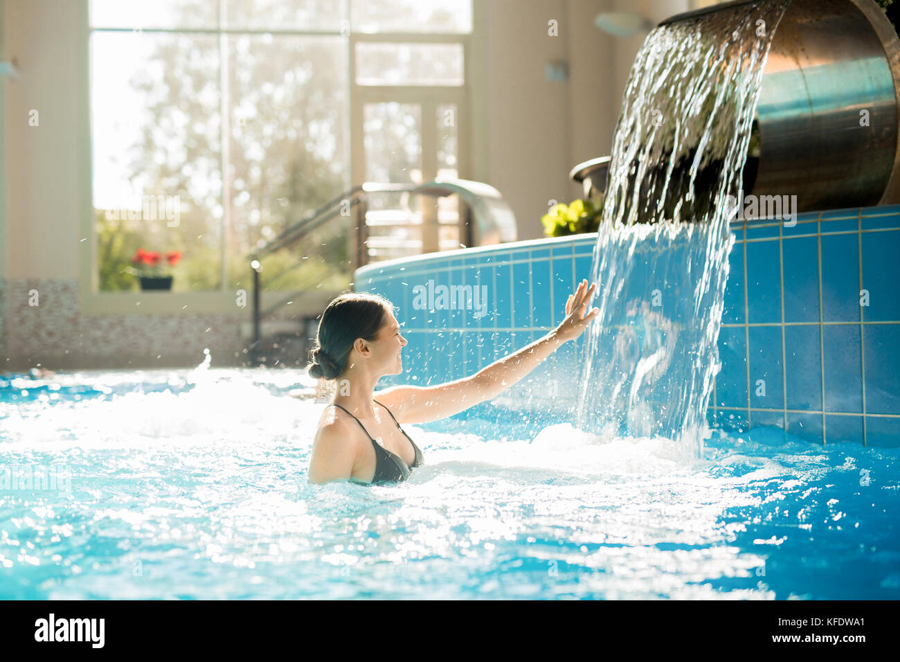 Luxus pool mit wasserfall -Fotos und -Bildmaterial in hoher Auflösung ...