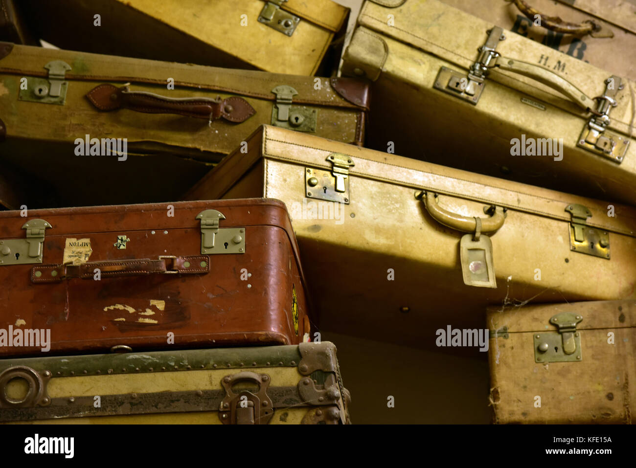 Alte koffer in einem stapel -Fotos und -Bildmaterial in hoher Auflösung ...