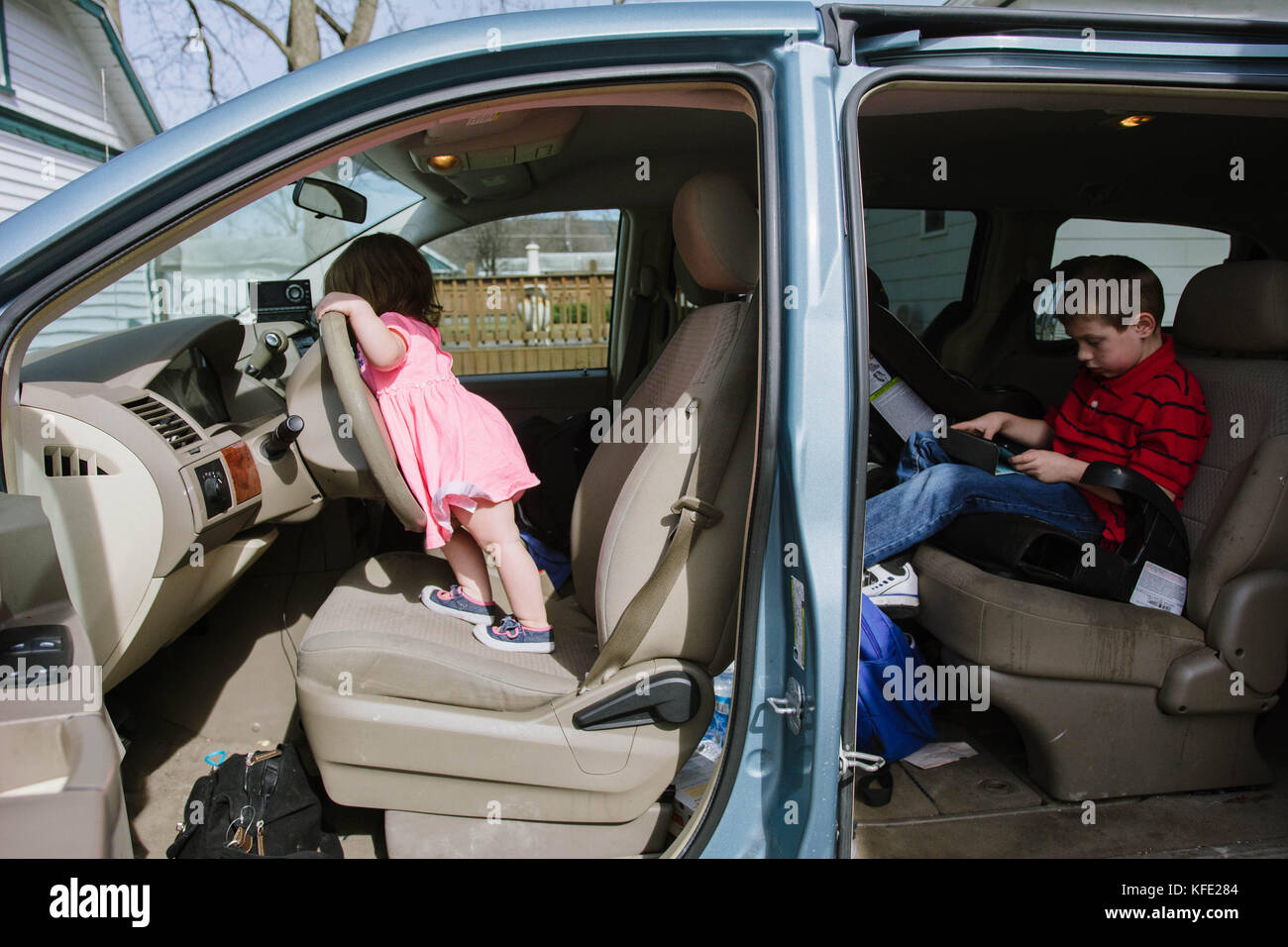 Zwei Kinder in einem Van Stockfotografie - Alamy