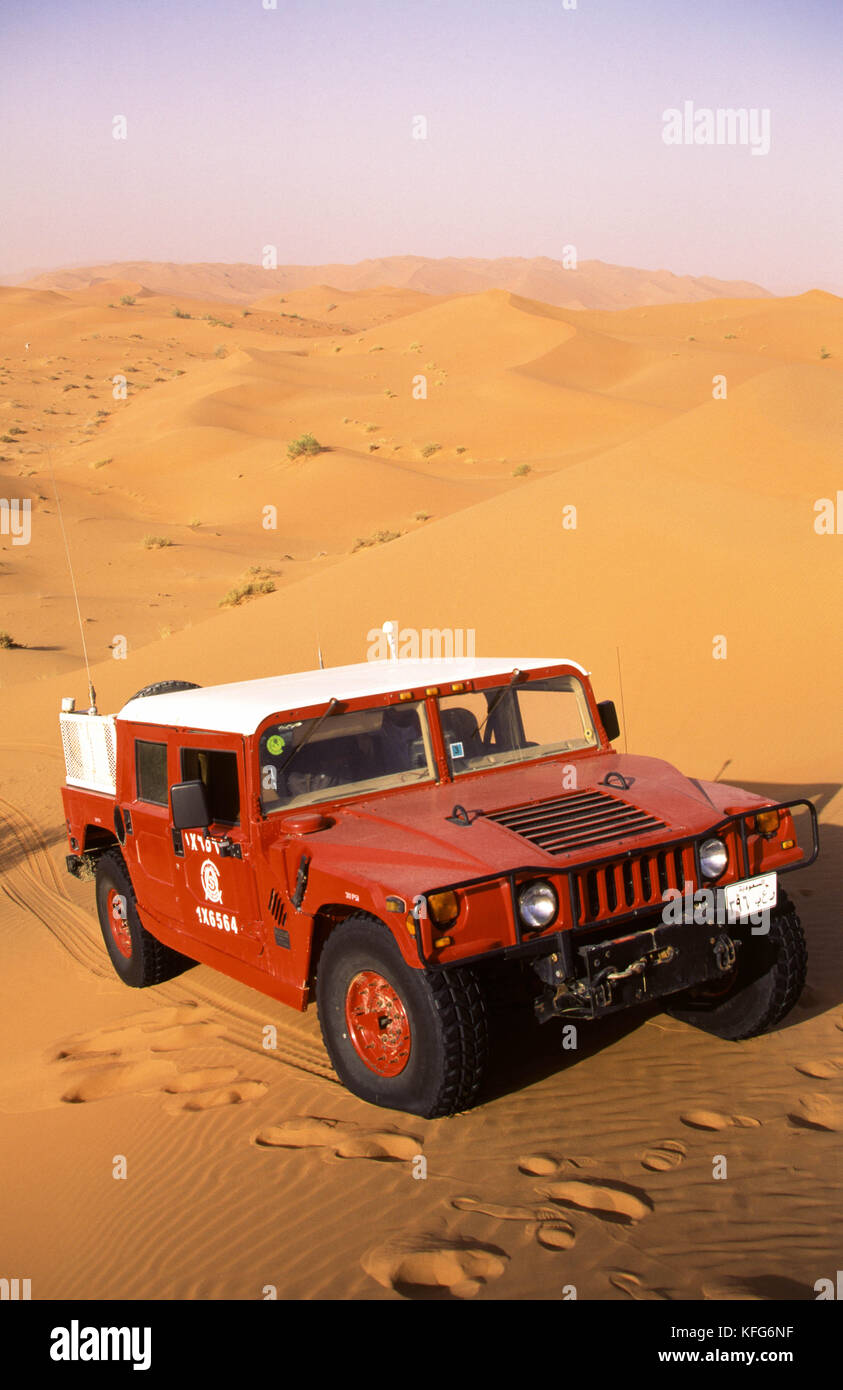 Ein saudischer Aramco-Humvee erhebt die riesigen roten Sanddünen im ...