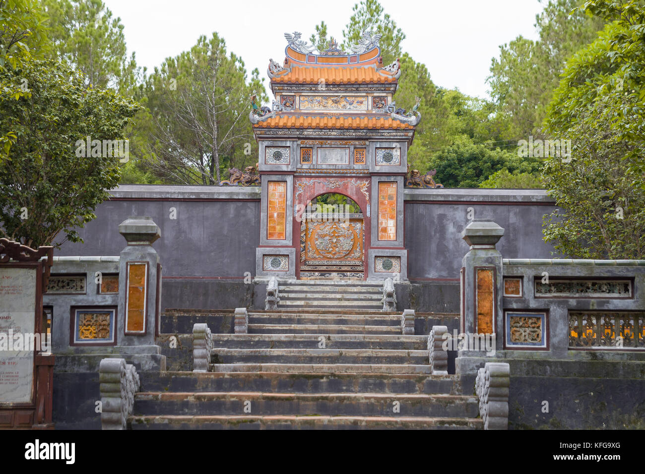 Treppen und Tor zum Kaiser Tu Duc Grab in Hue Vietnam Stockfotografie ...