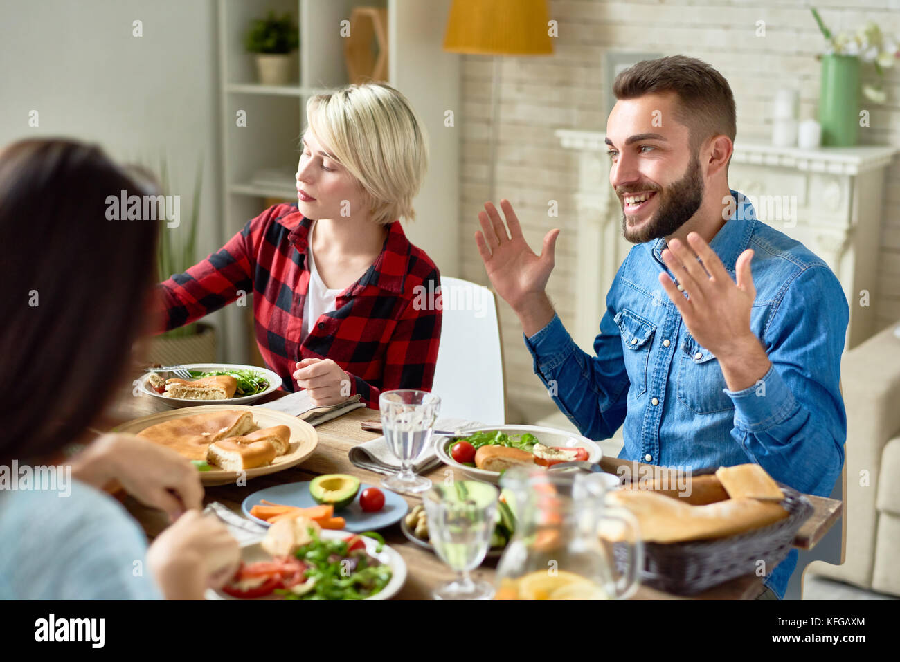 Moderne Familie Esstisch Stockfotos und -bilder Kaufen - Alamy