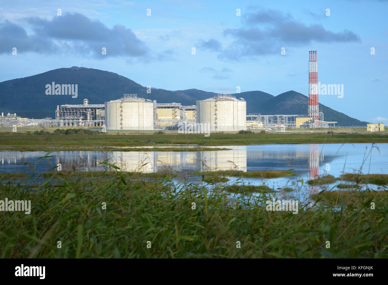 Lng-Anlage in den Sonnenuntergang, Sachalin, Russland Stockfotografie ...