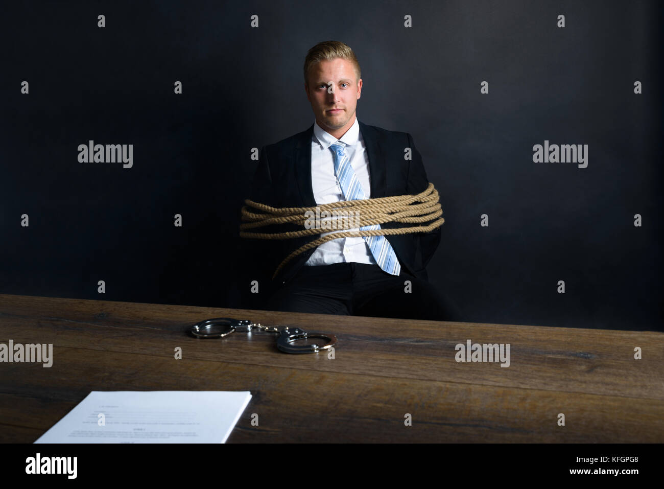 Geknebelt stuhl -Fotos und -Bildmaterial in hoher Auflösung – Alamy