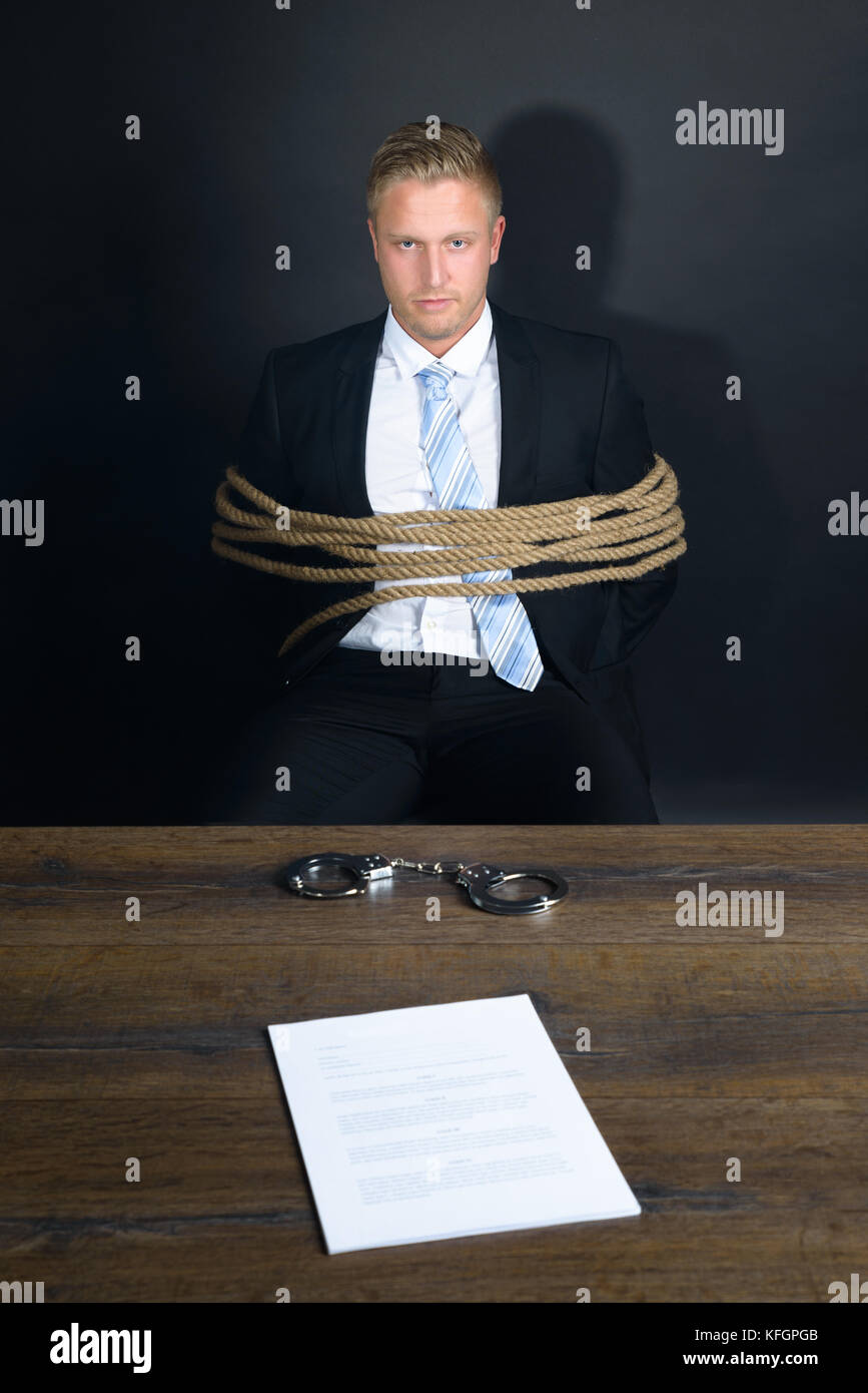 Geknebelt stuhl -Fotos und -Bildmaterial in hoher Auflösung – Alamy